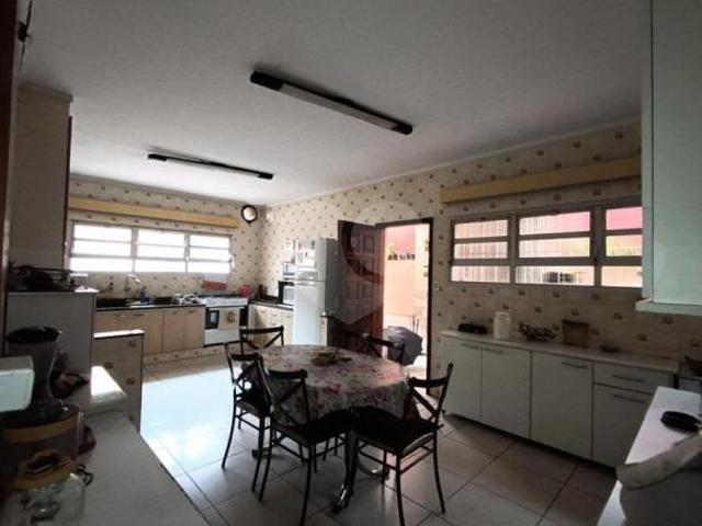 Casa à Venda – Com 3 quartos e 6 vagas de garagem