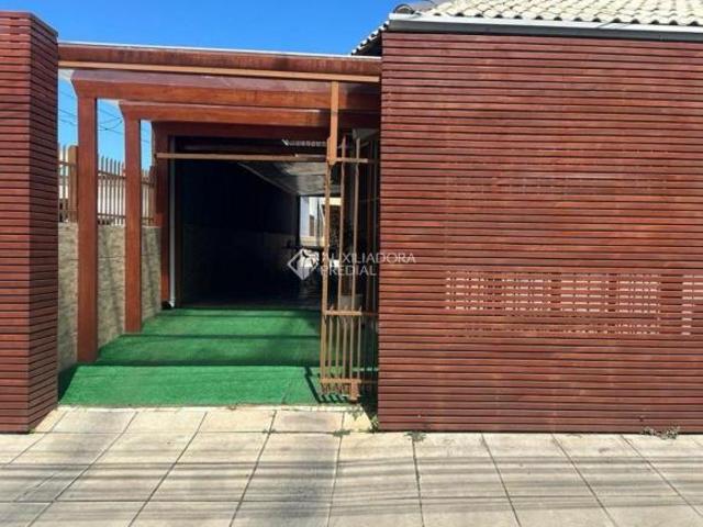 CASA À VENDA COM 3 QUARTOS, SENDO UMA SUIÍTE, COM PONTO COMERCIAL E DUAS VAGAS DE GARAGEM