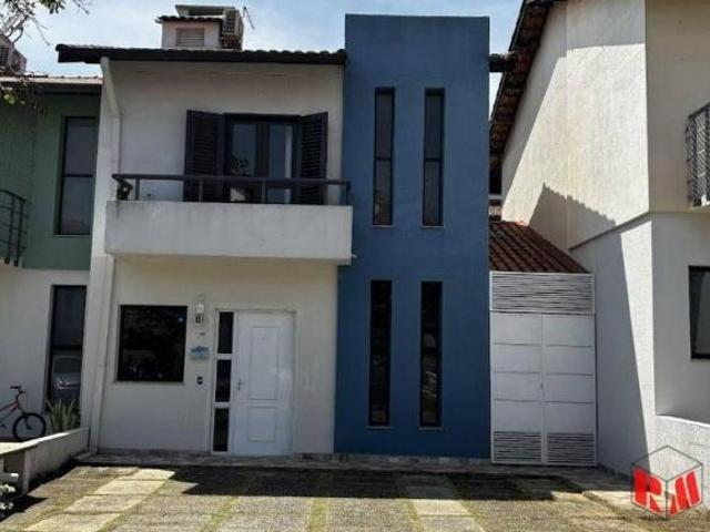 Casa à venda com 3 quartos, sendo uma suite, closet, em condominio fechado com lazer completo!