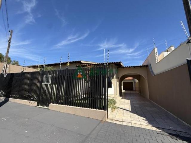 CASA A VENDA COM 3 QUARTOS SENDO UMA SUÍTE EM CAMBÉ