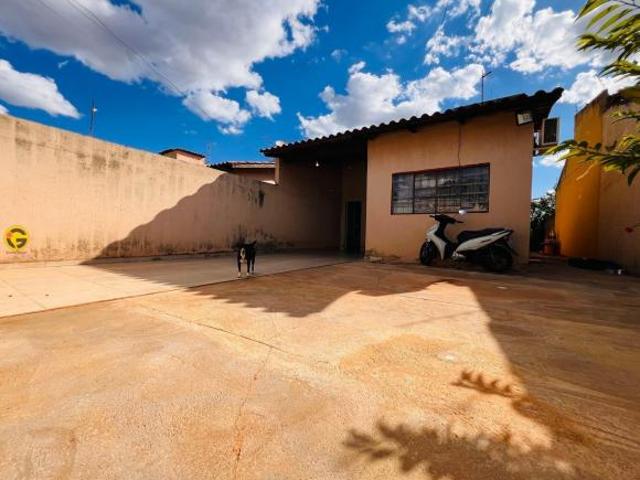CASA À VENDA COM 3 QUARTOS, SUÍTE, CHURRASQUEIRA, GARAGEM PARA 4 CARROS – ACEITA FINANCIAMENTO | APA