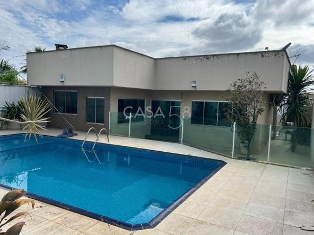 Casa à venda com 3 quartos, suíte com closet, piscina e energia solar