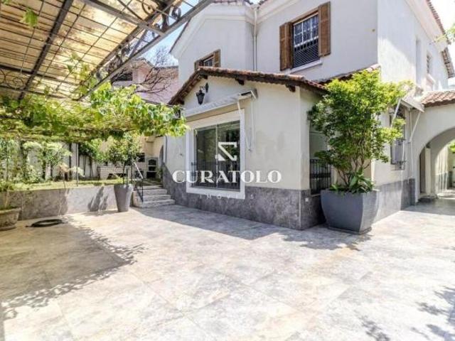 Casa à venda com 450 m², 3 quartos, quintal e 4 vagas, Pacaembu, São Paulo