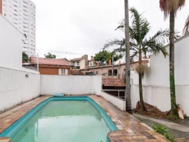 Casa à Venda com 450m², 4 Dormitórios e 8 Vagas em Localização Privilegiada