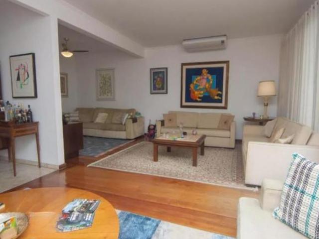 Casa à venda com 493m², 5 quartos e 5 vagas no Jardim São Bento