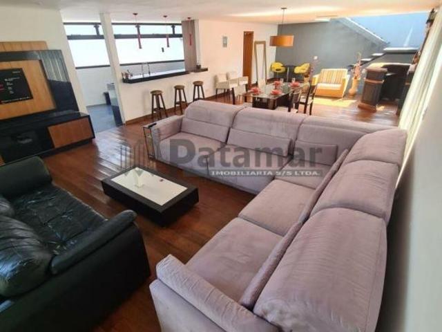 Casa à venda com 400 metros quadrados, três quartos e duas vagas