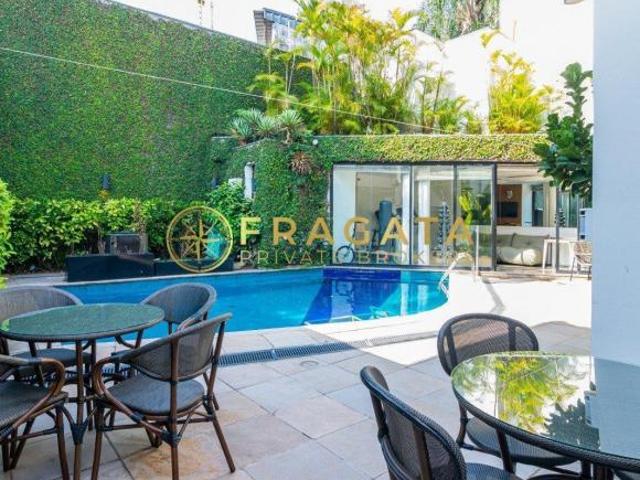casa a venda com 400m², contemporânea com ótimo acabamento e estilo clássico com lareira no Alto de