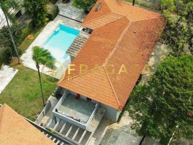 Casa à venda, com 420 m² de area construída  5 suítes e 6 vagas de garagem Alto de Pinheiros/SP