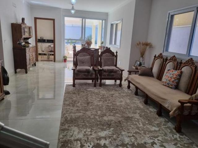 Casa á venda com 420m² de terreno e 315m² de construção, 4 suítes