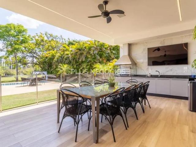 Casa à Venda com 4 Dormitórios, 3 Suítes e 500 m² de Área Útil no Condomínio Lago Azul Golf Clube A