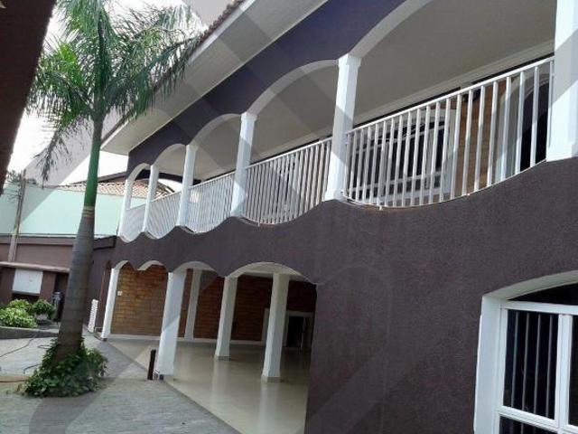 Casa á venda com 4 dormitórios