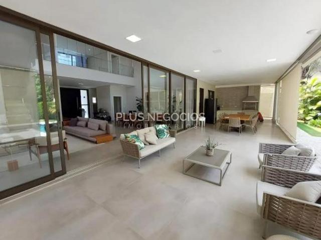 Casa à Venda com 4 Dormitórios, 4 Suítes e 500 m² de Área Útil no Condomínio Lago Azul Golf Clube A