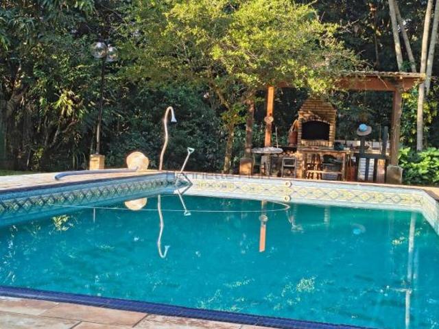 Casa á venda com 4 dormitórios,com habite se em Condomínio na Serra da Cantarei