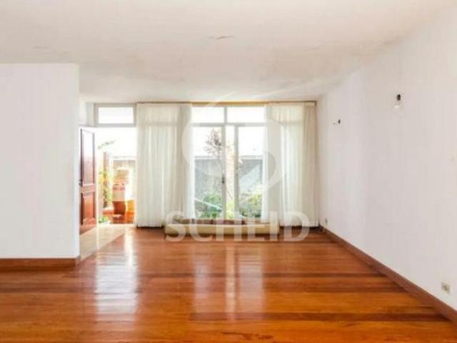Casa a venda com 4 dormitórios e 2 vagas na Vila Mascote