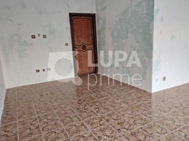 CASA Á VENDA COM 4 DORMITÓRIOS E 3 VAGAS DE GARAGEM