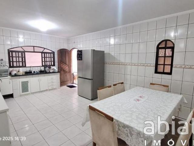 Casa à Venda com 4 Dormitórios e Churrasqueira Próximo ao Shopping Taboão