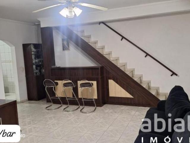 Casa à Venda com 4 Dormitórios e Churrasqueira Próximo ao Shopping Taboão