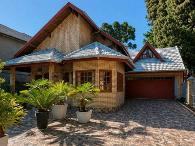 CASA À VENDA COM 4 DORMITÓRIOS E PÁTIO PRIVATIVO