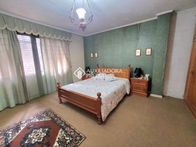 Casa a venda com 4 dormitórios no bairro São Sebastião