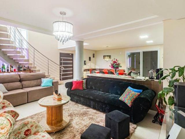Casa a venda com 4 dormitórios, semimobiliada, com sacada, churrasqueira, 2 vaga