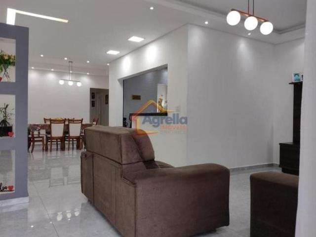 CASA À VENDA COM 4 DORMITÓRIOS, SUÍTE, COZINHA COM ILHA, ÁREA GOURMET, GARAGEM PARA 3 CARROS E FINAN