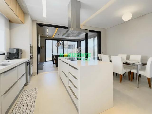 Casa à venda com 4 suites no condomínio Alphaville no bairro Urbanova, São José dos Campos, SP