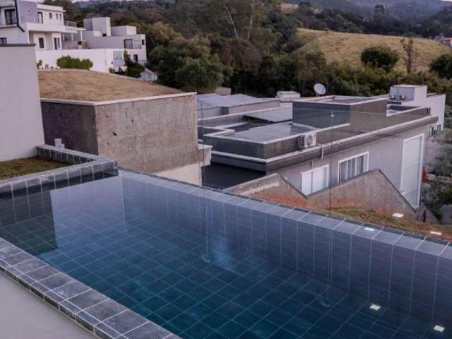 Casa a venda com 4 suítes no Condomínio New Ville