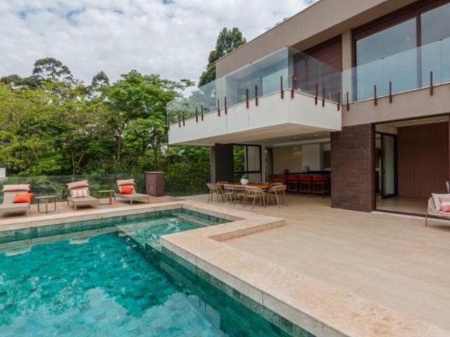Casa à venda com 4 suítes no Residencial Tamboré 11