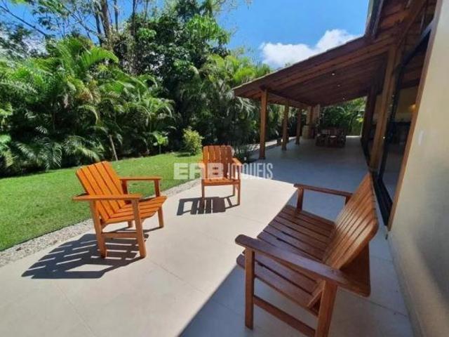 Casa à venda com 4 suítes, a 170m do mar