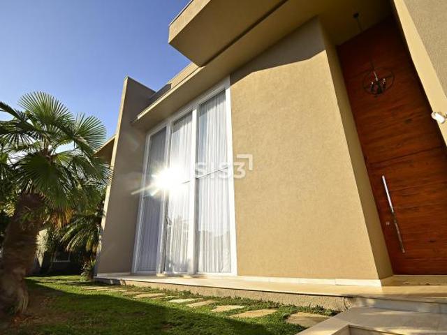 Casa à venda com 4 suítes e 5 quartos, localizada