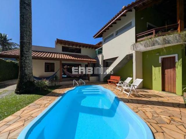 Casa à venda com 4 suítes e a 50m do mar em Itamambuca, Ubatuba