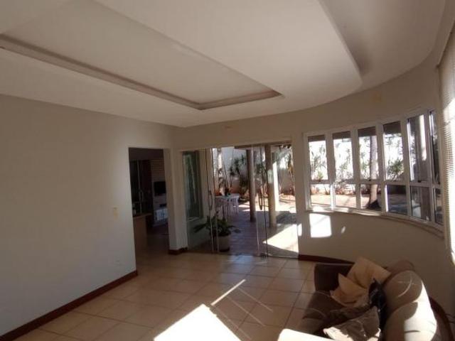 Casa à venda com 4 suítes Jardim Karaíba Uberlândia/MG