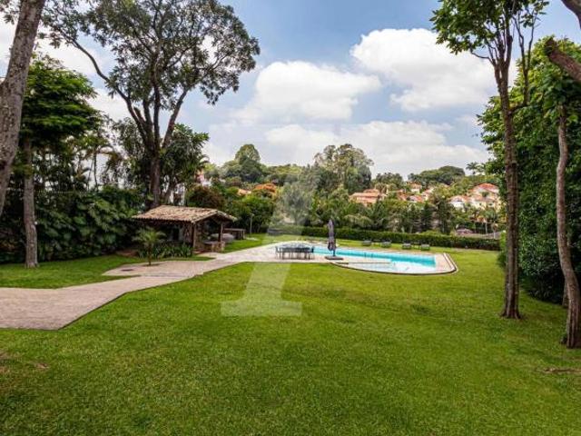 Casa à venda com 4 suítes, piscina, academia, quadra de squash, conforto, espaço e luz natural
