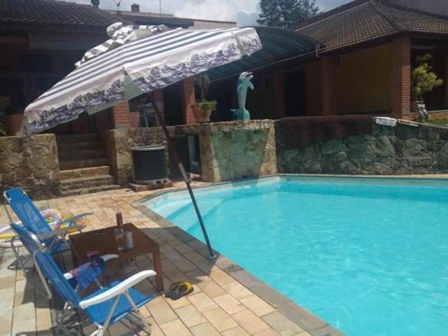 Casa à venda com 4 suítes, piscina, quadra, salão de jogos, sauna e lareira, toda mobiliada, Jundi