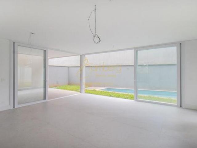 Casa a venda com 4 suítes sendo máster com closet e varanda no jardim dos estados