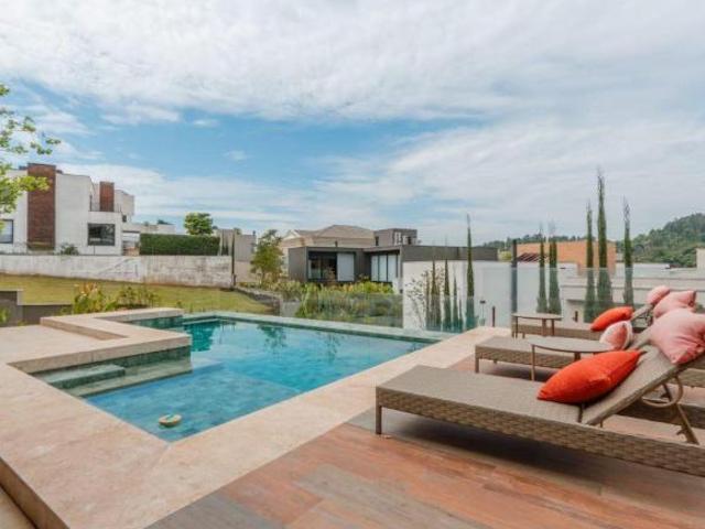 Casa à venda com 4 suítes Totalmente mobiliado no Tamboré 11