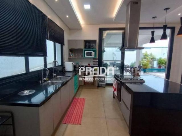 Casa à venda com 4 suítes, varanda gourmet, piscina e 8 vagas de garagem Condomínio Jardins Gênova