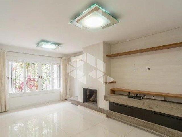 Casa à venda com 4 quartos, 290m² e 3 vagas no bairro Ipanema, Zona Sul de Porto Alegre