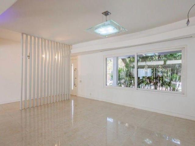 Casa à venda com 4 quartos 300 m²