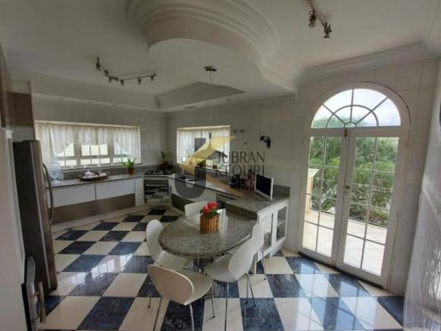 Casa à venda com 4 quartos todos suítes mais 1 quarto de hospede, em estilo neoclássico com vista