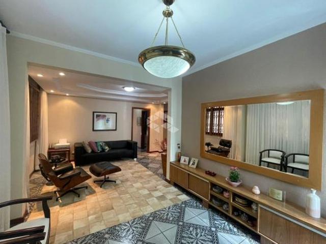 Casa à venda com 4 quartos com 270 m²