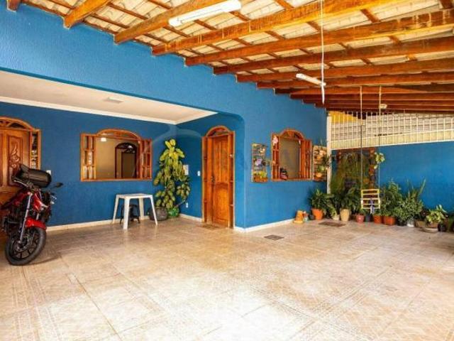 Casa à Venda com 4 Quartos e Suíte no Núcleo Bandeirante