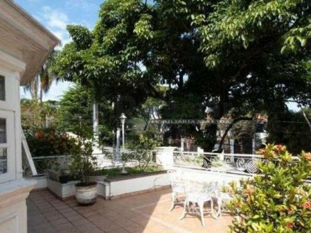 Casa a venda com 4 quartos no Caxingui