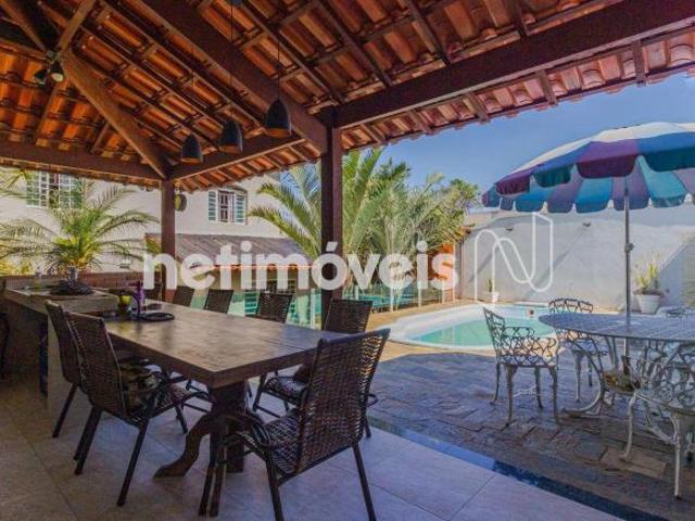 Casa à Venda com 4 Quartos, Piscina e Espaço Gourmet