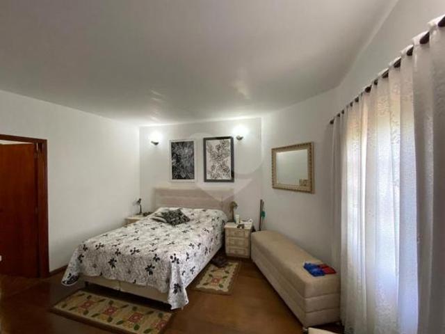 Casa à venda com 4 quartos, sendo 1 suíte, no condomínio Parque Sabará, São Carlos
