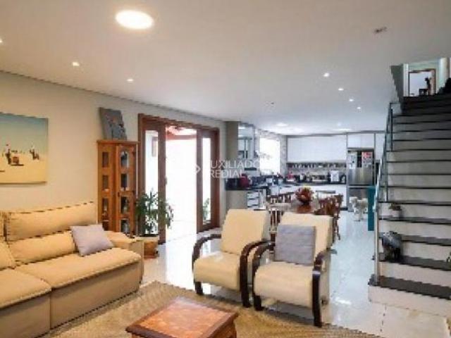 Casa à venda com 4 quartos, sendo 1 suíte, e 4 banheiros no total