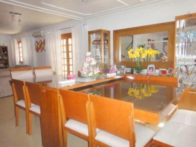 Casa à venda com 4 quartos, sendo 2 suítes, no condomínio Vila Toledo, São Paulo