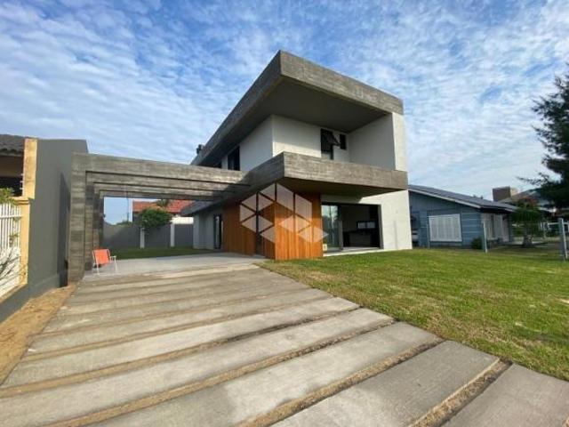 Casa à venda, com 4 quartos/domitórios, 2 vagas/box, no bairro em Atlântida, Xangri Lá/RS