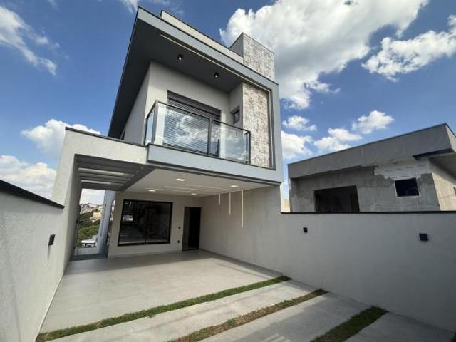Casa à Venda, com 4 Vagas e Salão de Lazer