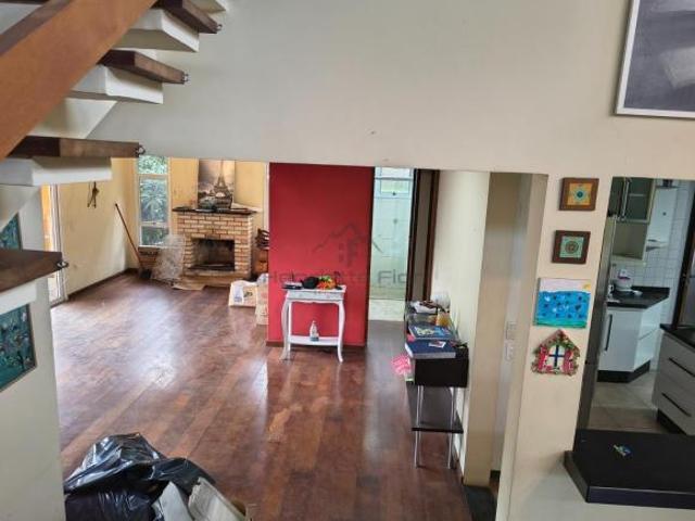 Casa á venda com 5 dorm. sendo 2suites,com habite se em condomínio na Serra da